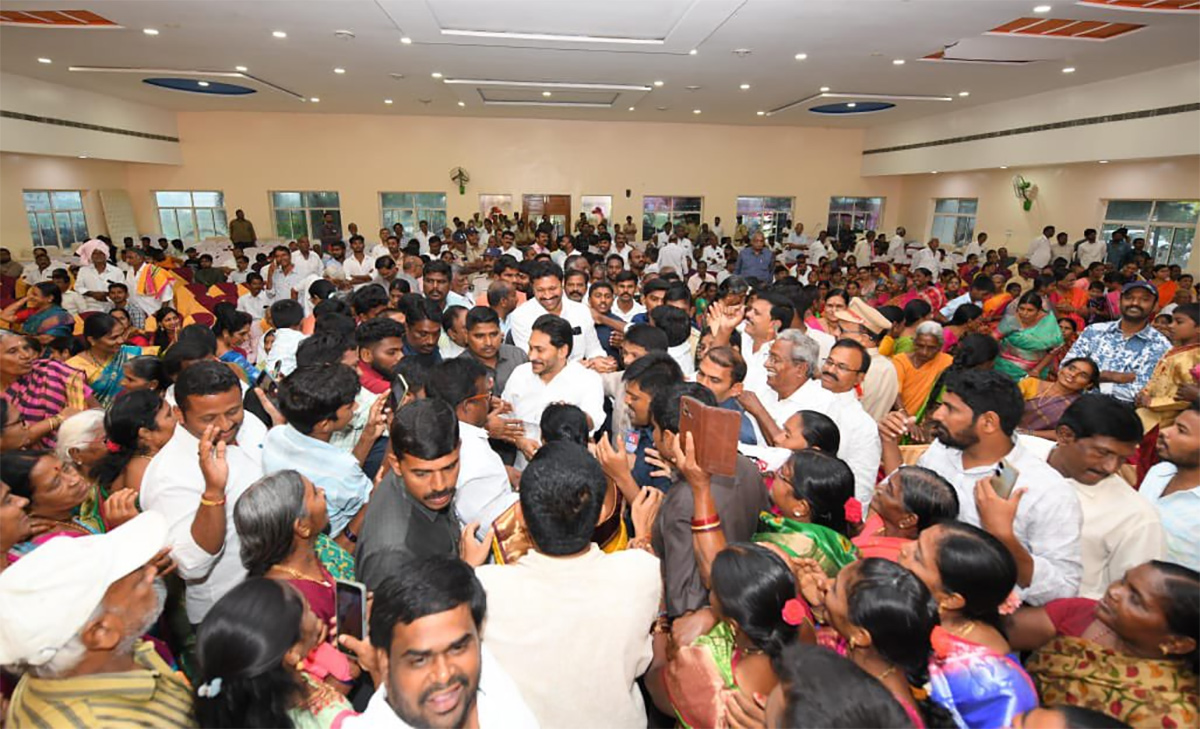 పులివెందుల : కొత్త జంటకు వైఎస్‌ జగన్‌ దంపతుల ఆశీర్వాదం (ఫొటోలు) | YS Jagan And YS Bharathi ...